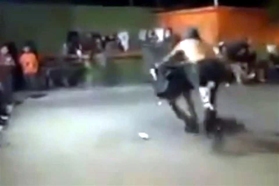 Se convulsiona tras sillazo en la cabeza