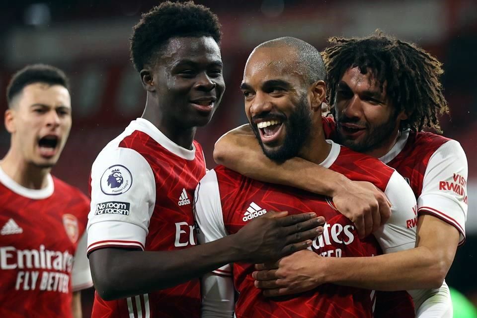 cancha.com --- Sale Arsenal del bache frente al Chelsea