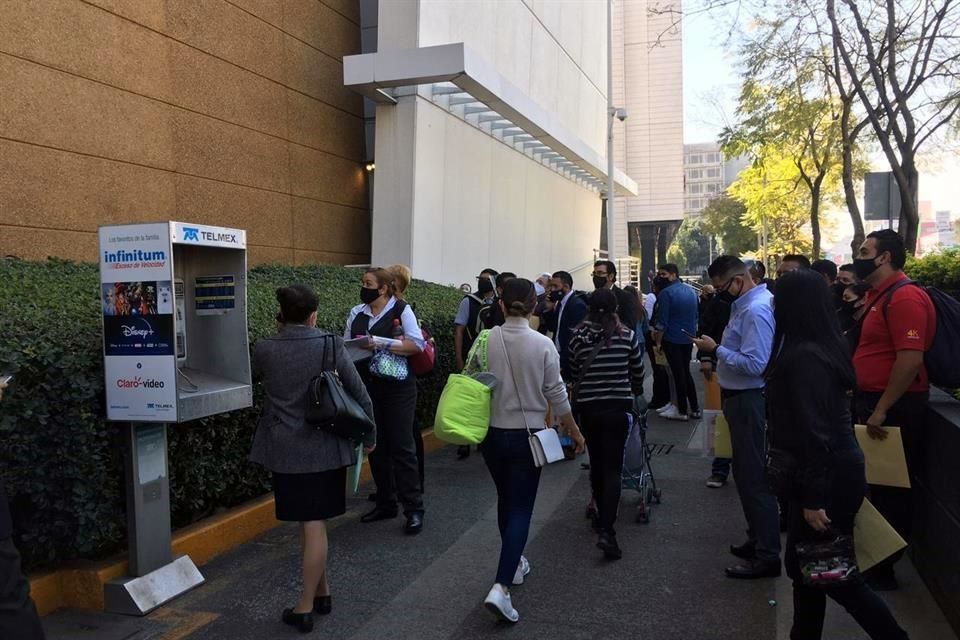 Reabren centros comerciales con largas filas