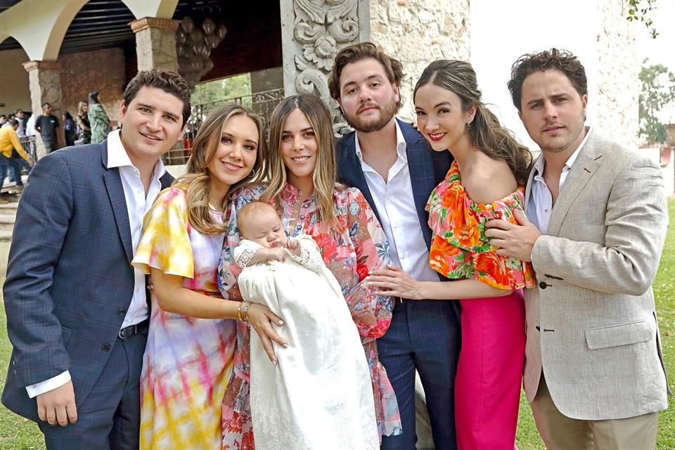Andrea Barba y Alejandro Gallo bautizan a su hijo Cristobal
