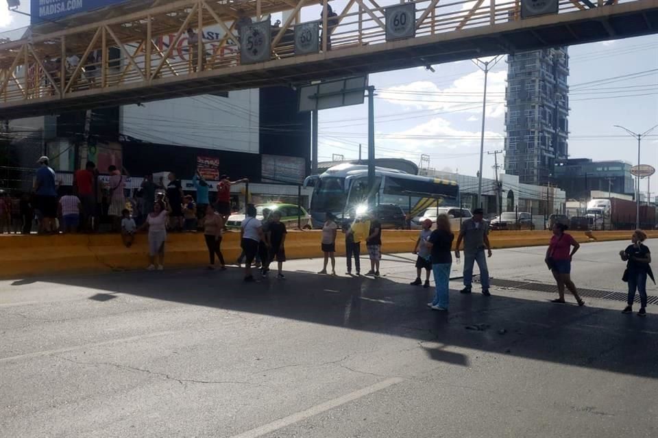 Bloquean Av Garza Sada por falta de agua