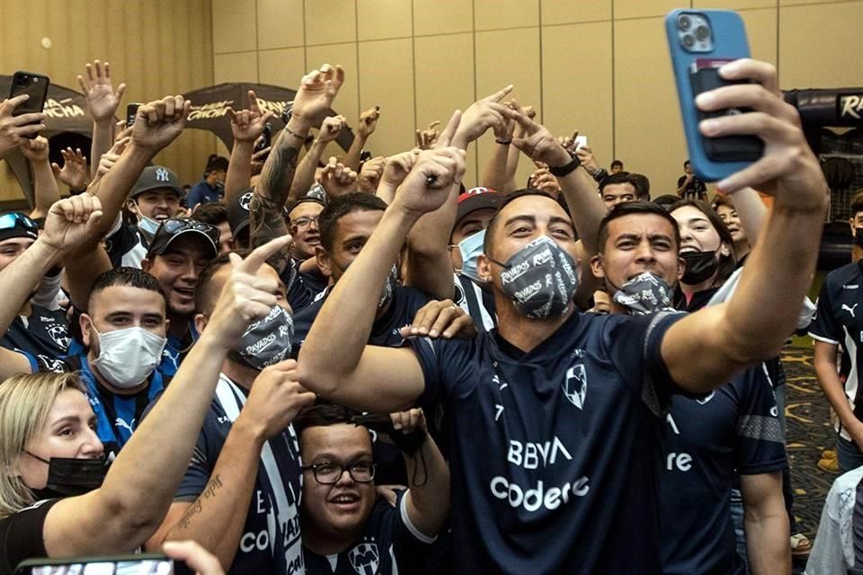Conviven Rayados con fans texanos