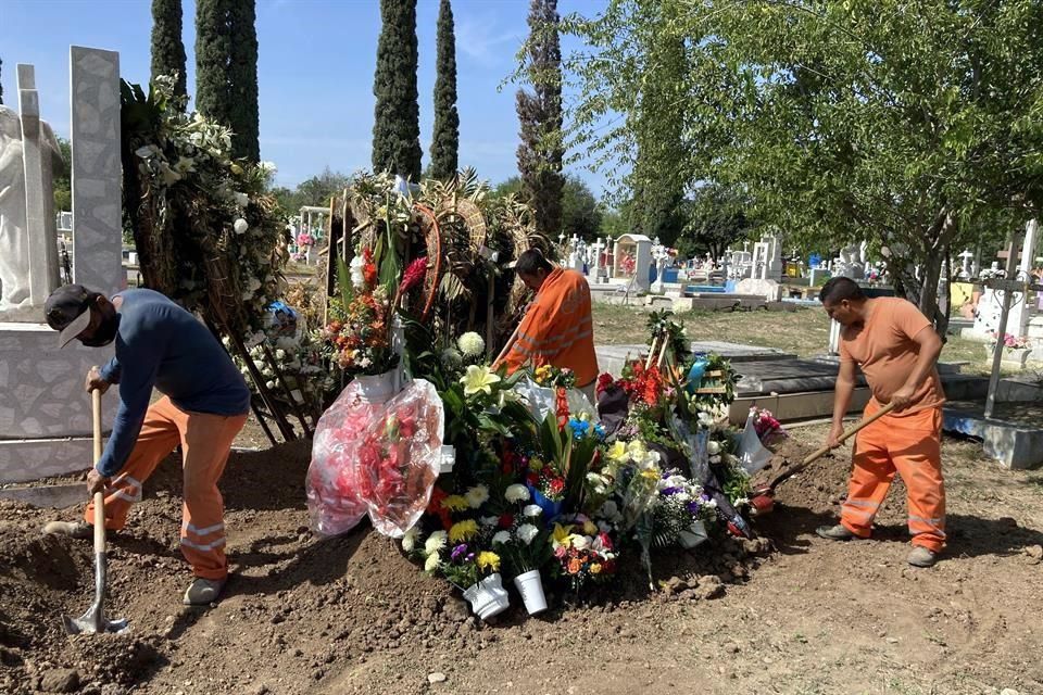 Su oficio: Sepultar a los muertos