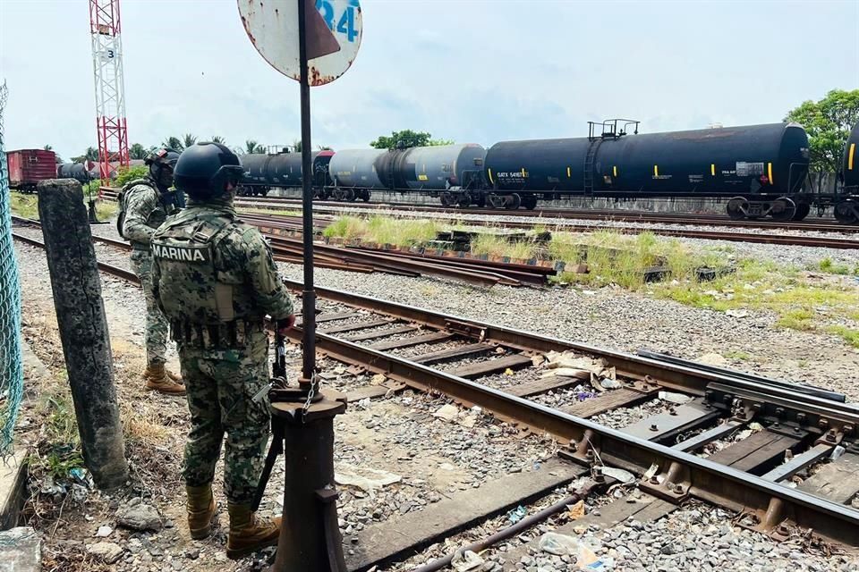 Toman marinos control de Ferrosur en Veracruz