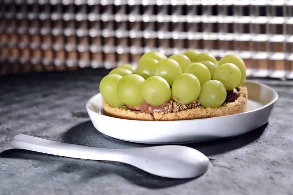 ¿Cómo preparar un postre sencillo con uvas y queso?