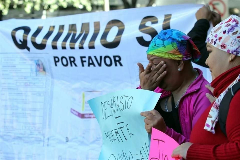 Bloquean en AICM al grito de '¡Quimios sí, desabasto no!'