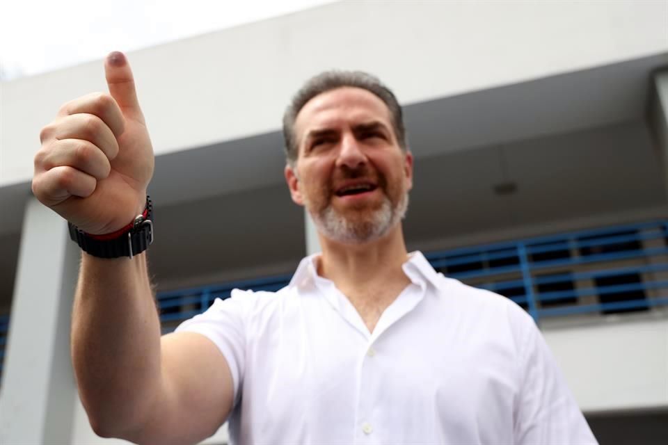 Adrián rinde anuncio tras la votación