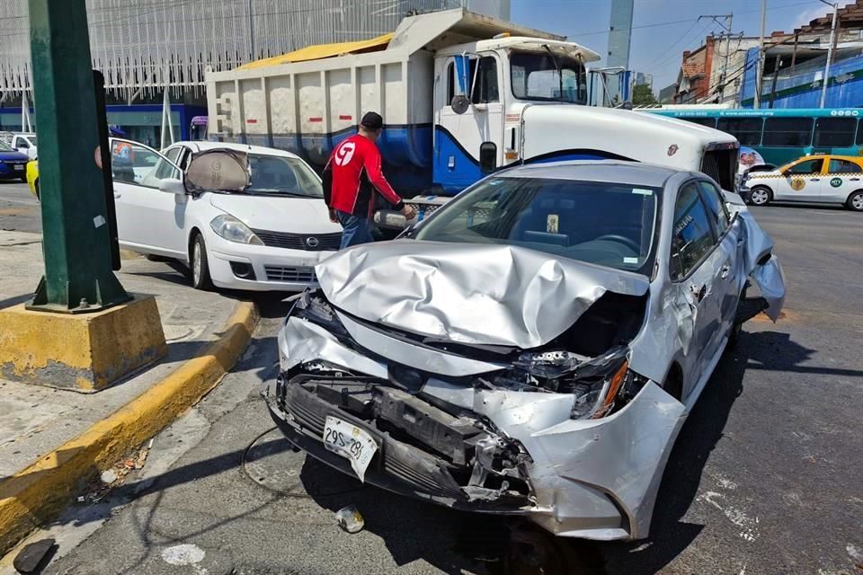 Se Queda Camión Sin Frenos E Impacta A 8 Vehículos