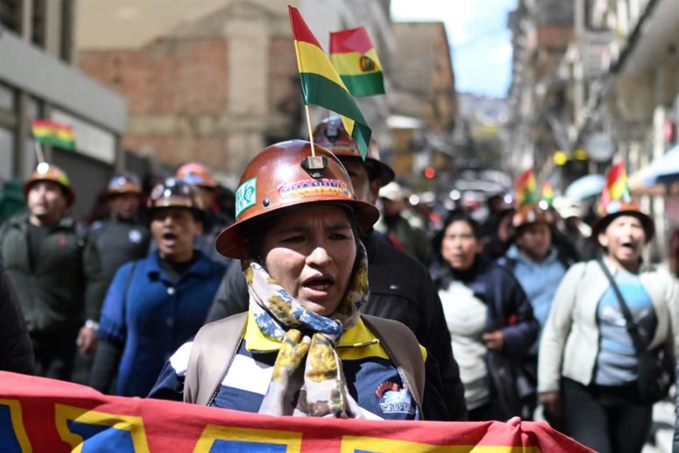 Marchan trabajadores en La Paz pese a llamado de diálogo