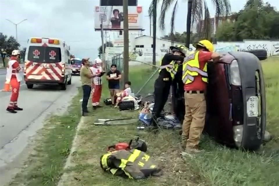 Los hacen volcarse en Carretera Nacional