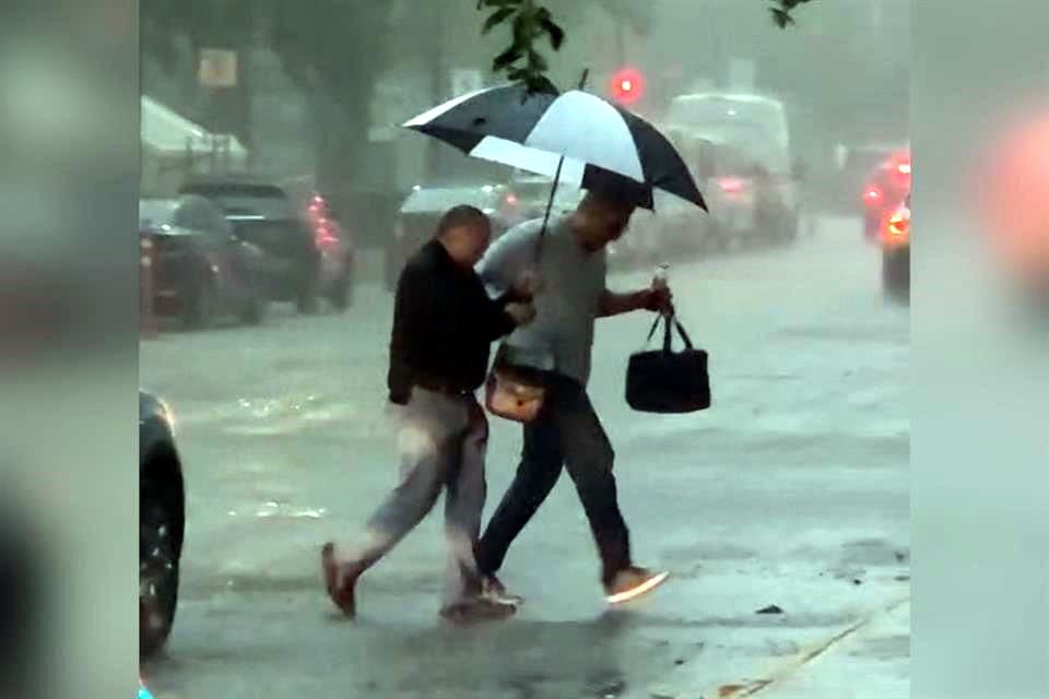 Tormenta en NL provoca caos, daños y una muerte
