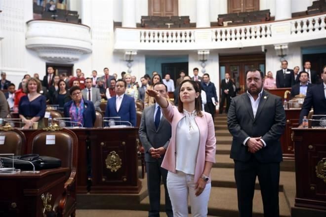 Toma posesión Sandra Vaca, diputada acusada de participar en red de ...